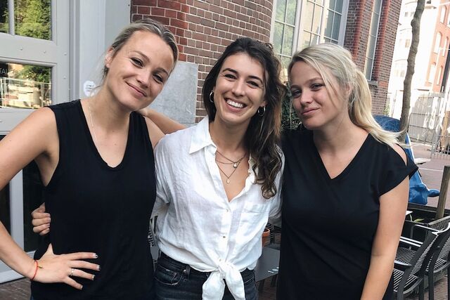 Dit is de eeneiige tweelingzus van... Tess Milne: 'Vroeger leken we nog ...