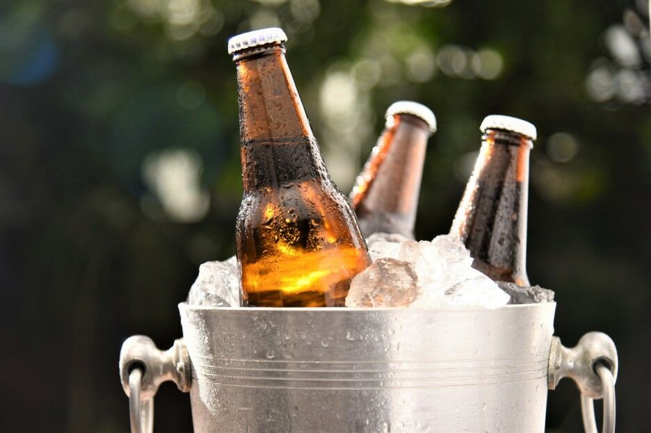 Zo maak je een flesje bier open zonder opener