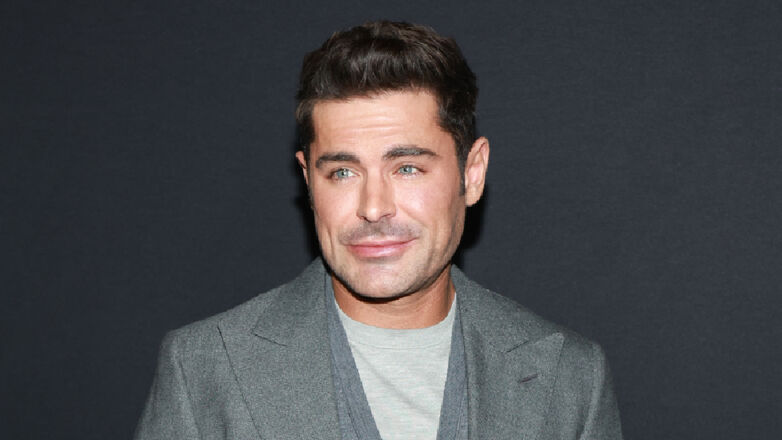 Zien! Zac Efron eert Friends-ster Matthew Perry