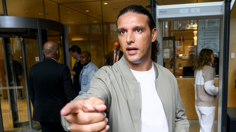 Ali B gespot op vliegveld